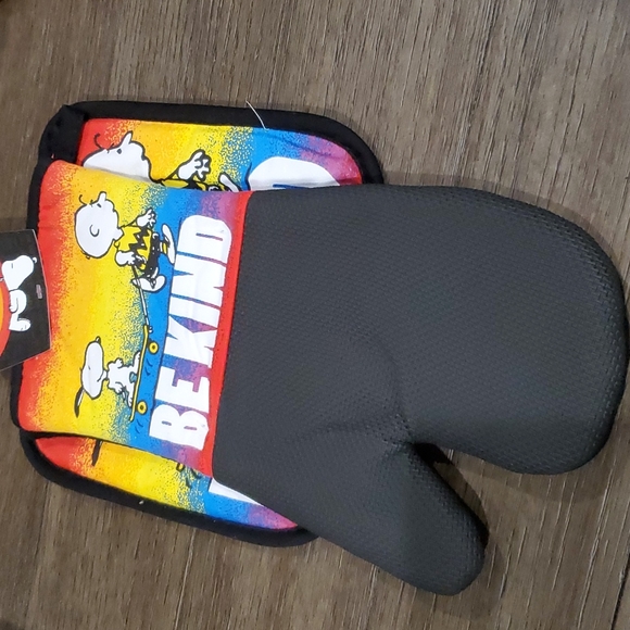 Peanuts | Kitchen | Peanuts Be Kind Oven Mit Pot Holder Set | Poshmark